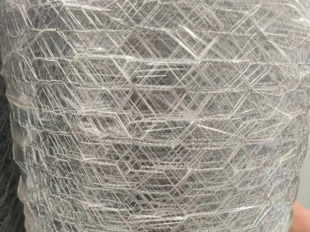 Hexagonal Wire Mesh Used for breeding chickens, ducks, geese, rabbits ...
